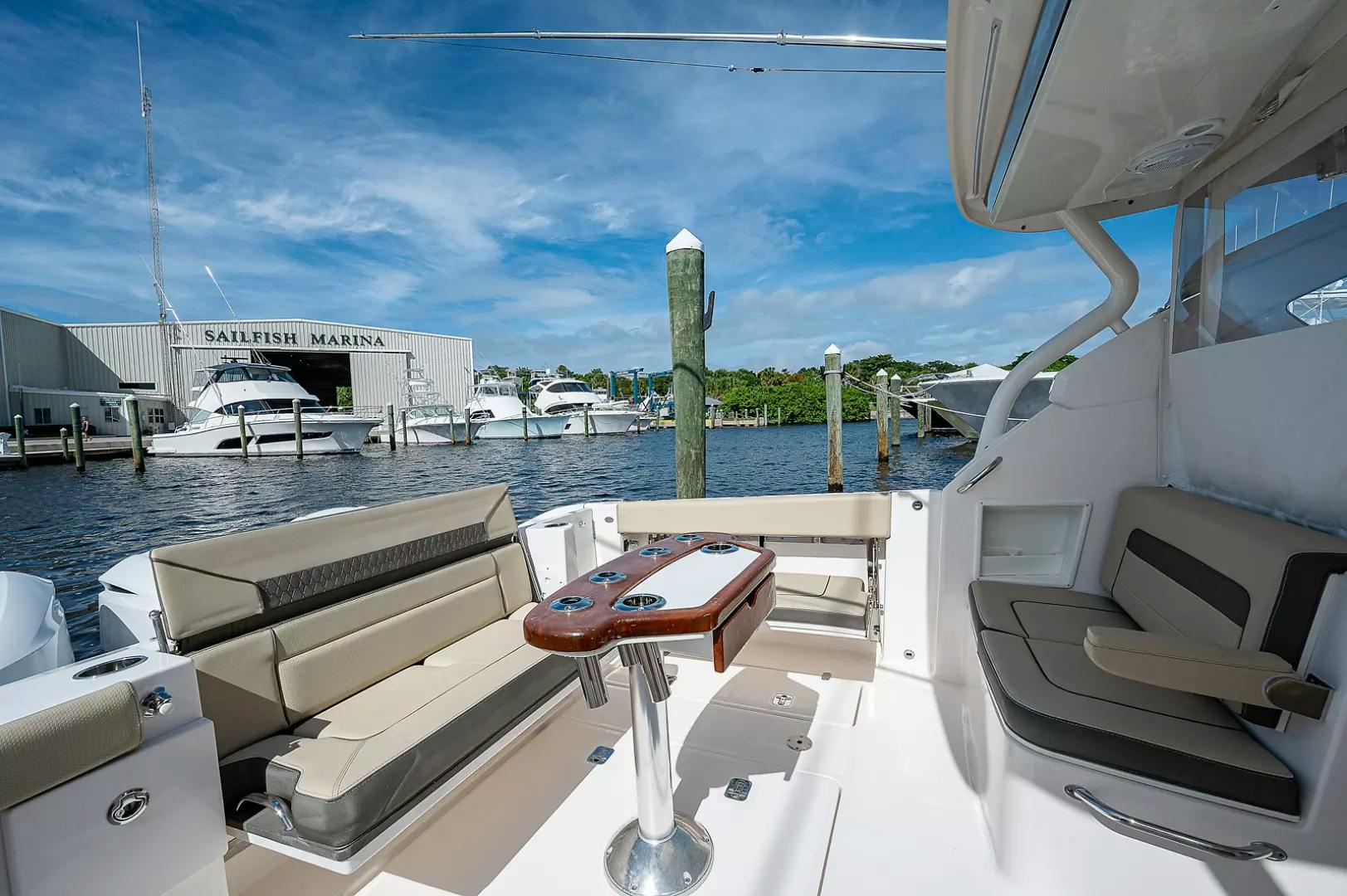 36' Pursuit 2018 36' 365 DC "Hall 'em In" For Sale