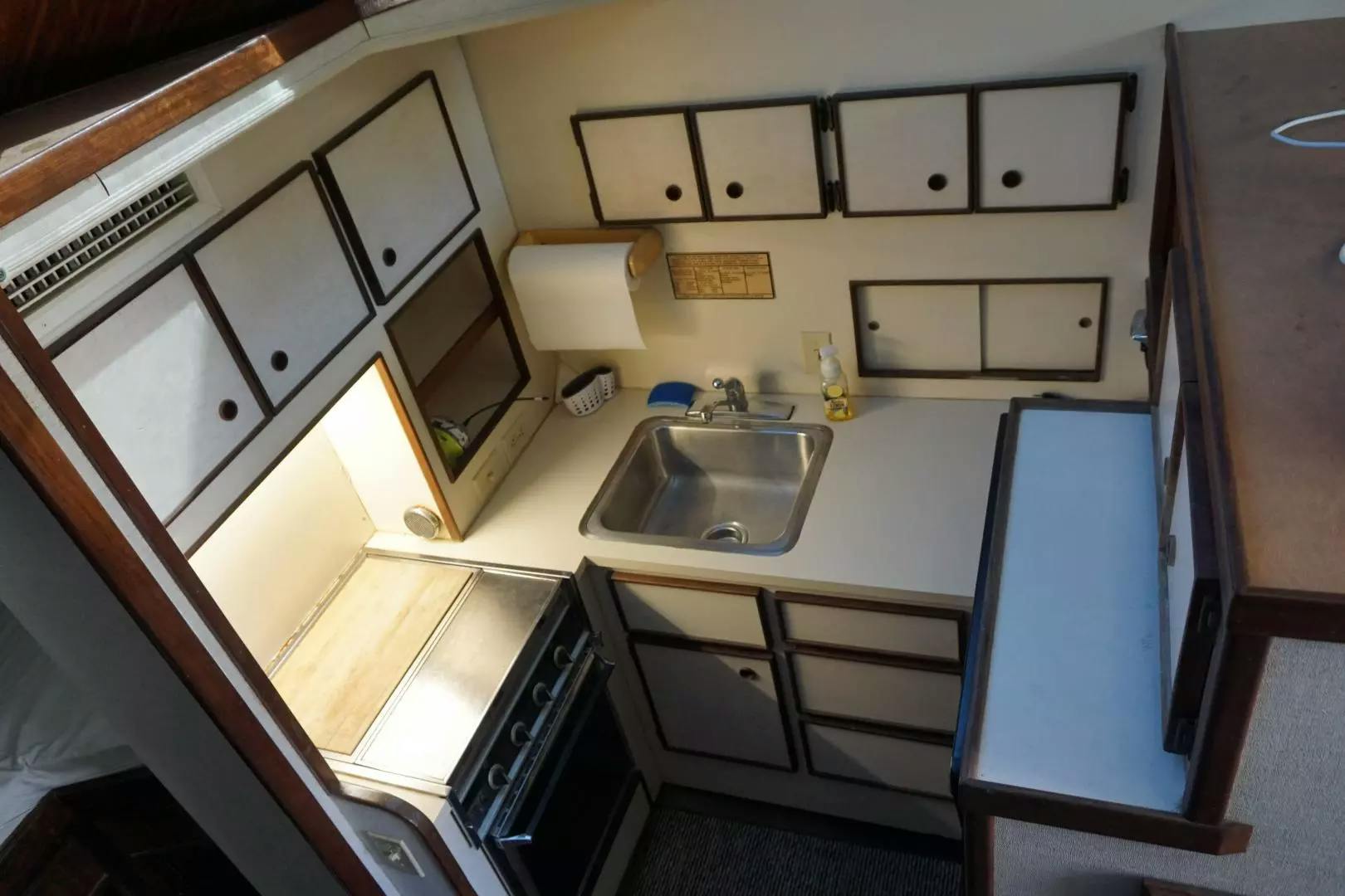 36' Hatteras 1984 36 Convertible "Hattisfied" For Sale